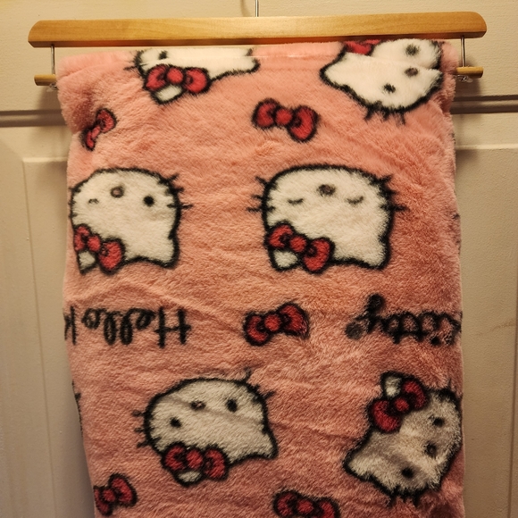 Hello Kitty | Bedding | Hello Kitty Ultra Fine Faux Fur Plush Throw ...